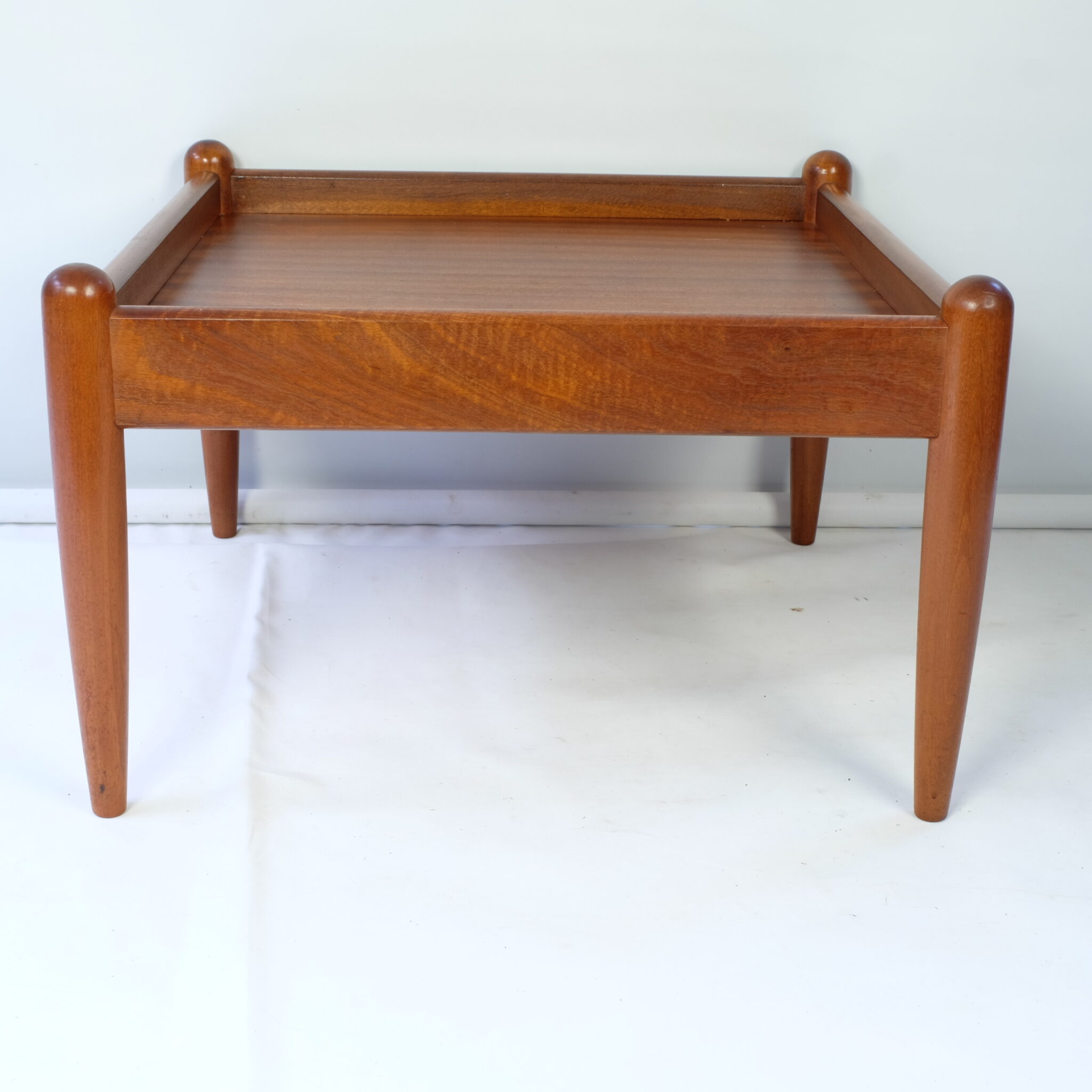 Square 'Corner' table - Function In Form